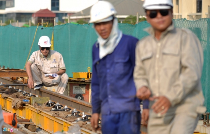 Cận cảnh công đoạn lắp đặt ray đường sắt Cát Linh-Hà Đông