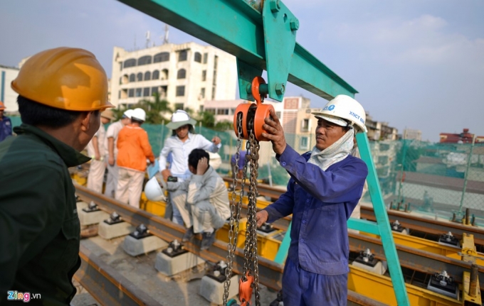 Cận cảnh công đoạn lắp đặt ray đường sắt Cát Linh-Hà Đông