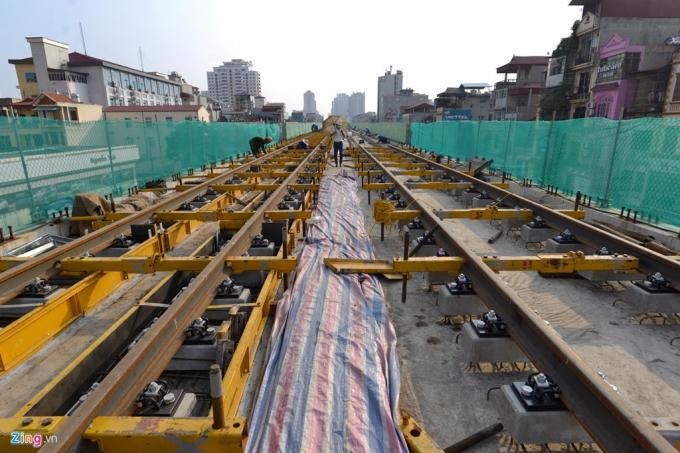 Cận cảnh công đoạn lắp đặt ray đường sắt Cát Linh-Hà Đông